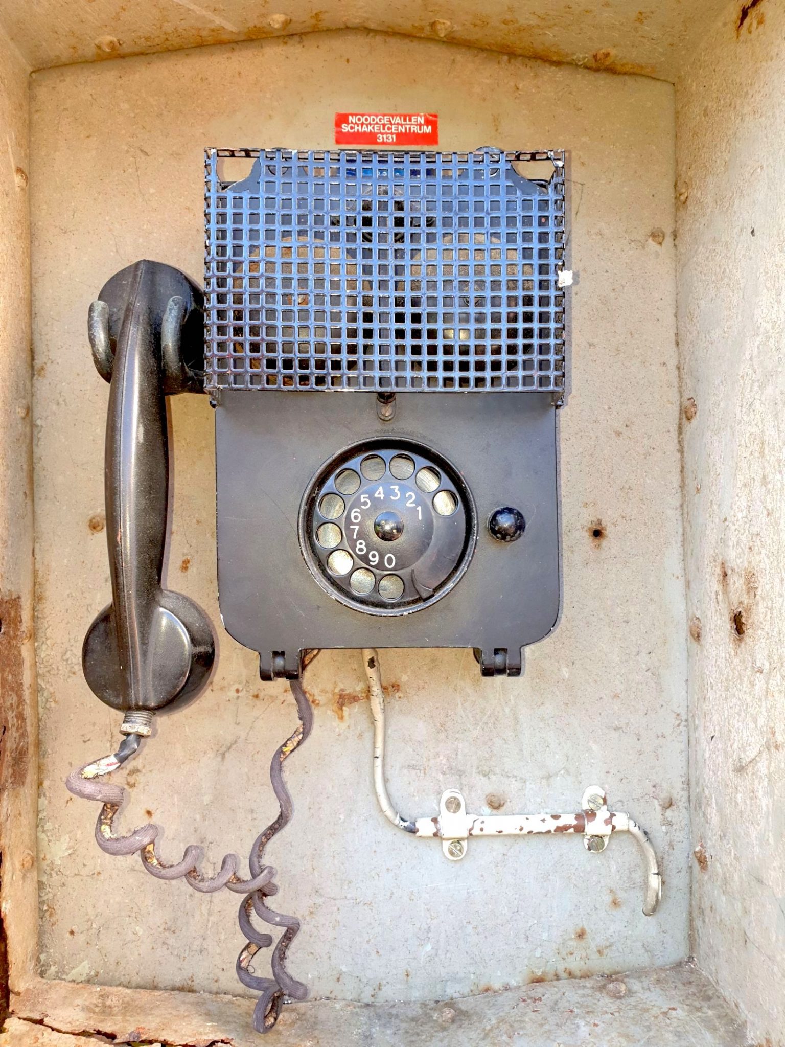 Oude telefoon uit 1932 of 1949 geplaatst in GEB-kastje Sloterweg ...