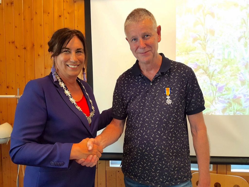 Veelzijdige Nico Jansen ontvangt Koninklijke onderscheiding – Sloten ...